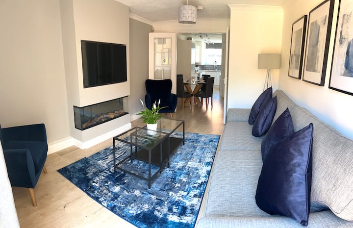 Edinburgh Townhouse 
3 Bedroom 2 Bathroom
Parking - Edinburgh