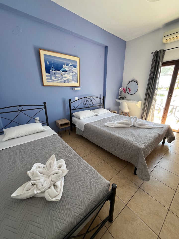 Traditional Family Room With Balcony And Sea View - Santorini