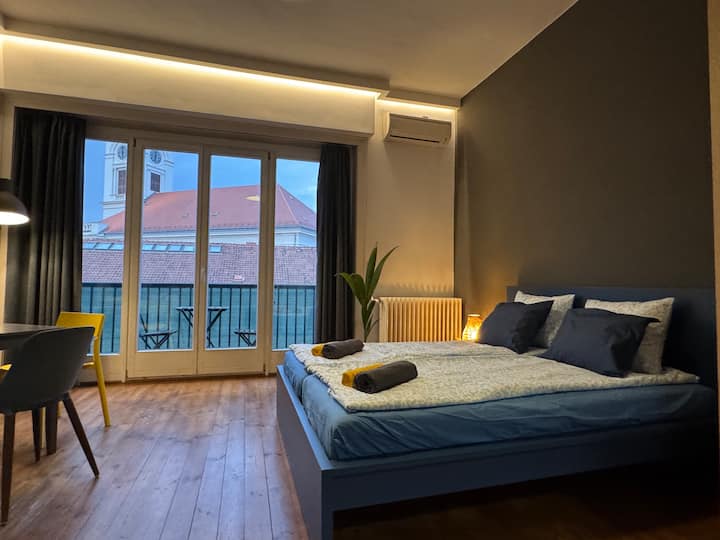 Charming Apt With Balcony At Libertybridge/ac - Budapest