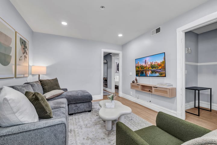 Stylish Ukrainian Village Retreat Near Downtown - Chicago