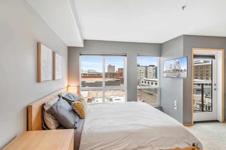 Top Floor Views Downtown Everett - Everett, WA