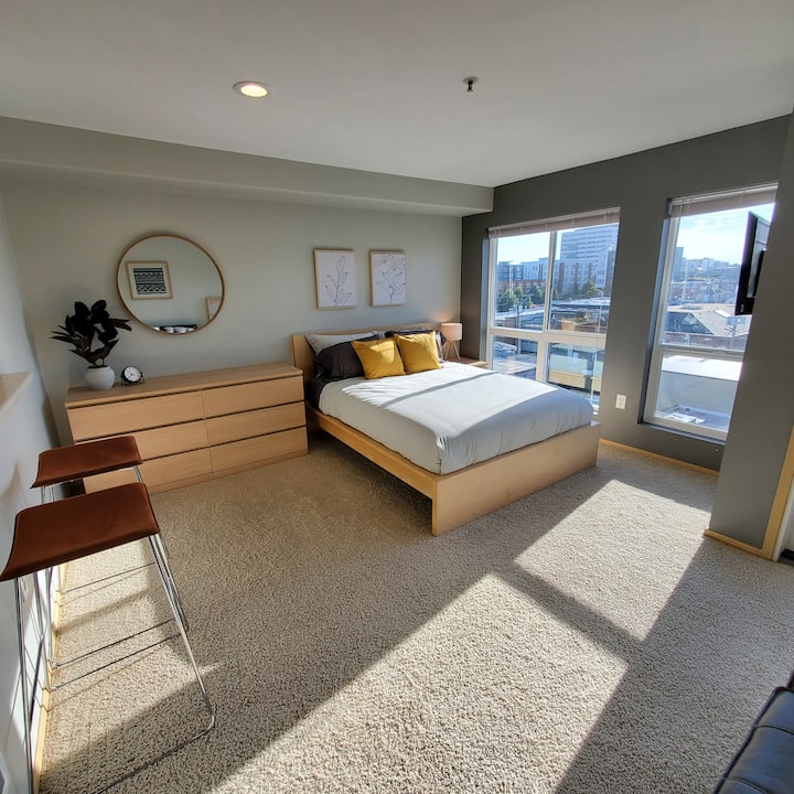 Top Floor Views Downtown Everett - 에버렛