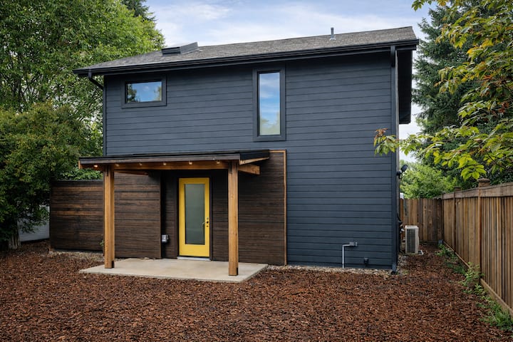 Light-filled Adu With Yard In Quiet Se Portland - Portland, OR