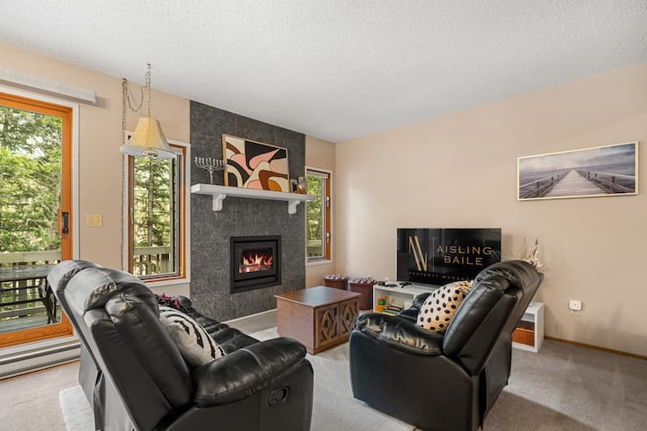 Golden Summit | Air Hockey | Wood Fireplace | Pets - Radium Hot Springs