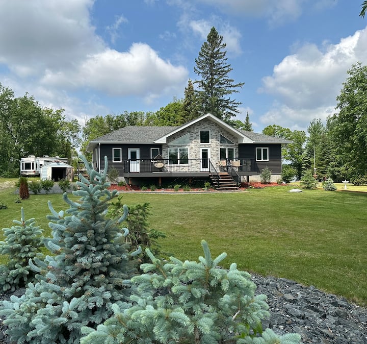 Lakeside Modern & Cozy Getaway - Lac du Bonnet