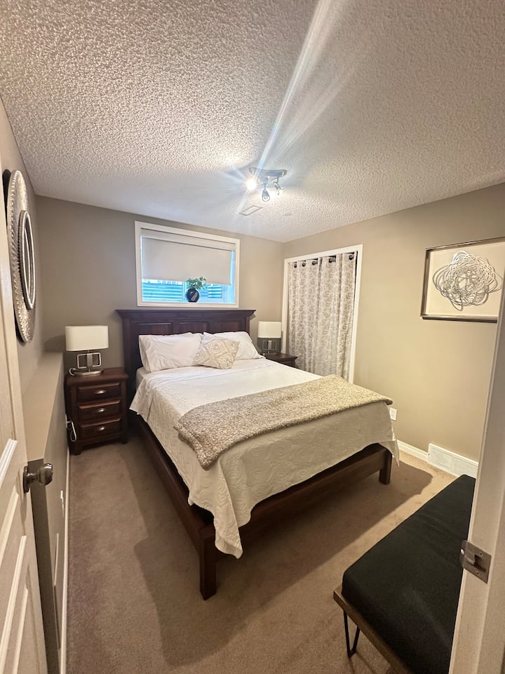 Fully Furnished, Executive Suite. Okotoks - Okotoks
