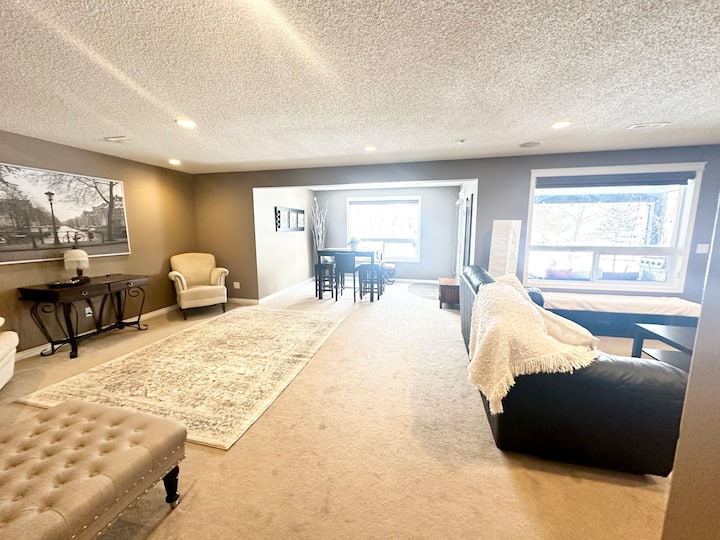 Fully Furnished, Executive Suite. Okotoks - Okotoks