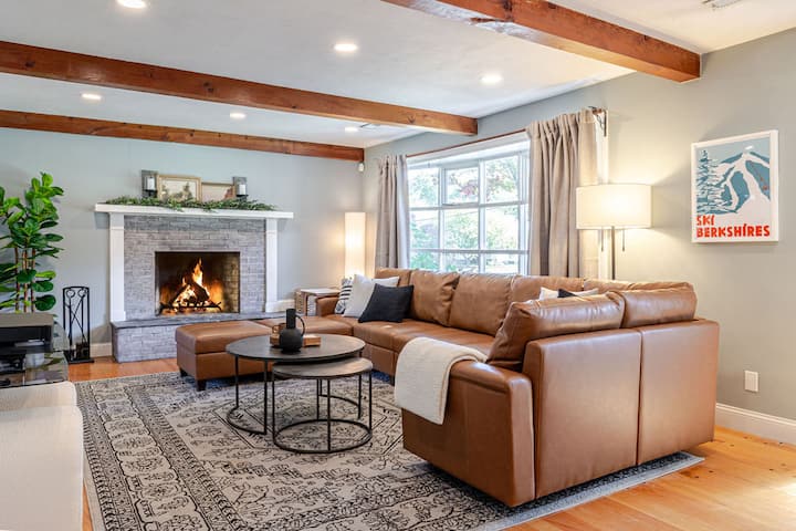 A Berkshires Abode - Minutes To Ski & Downtown Gb! - Great Barrington, MA