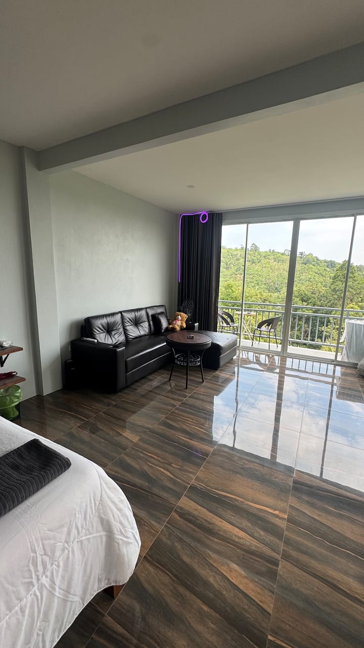 Тихое место на горе со слонами - Province de Phuket