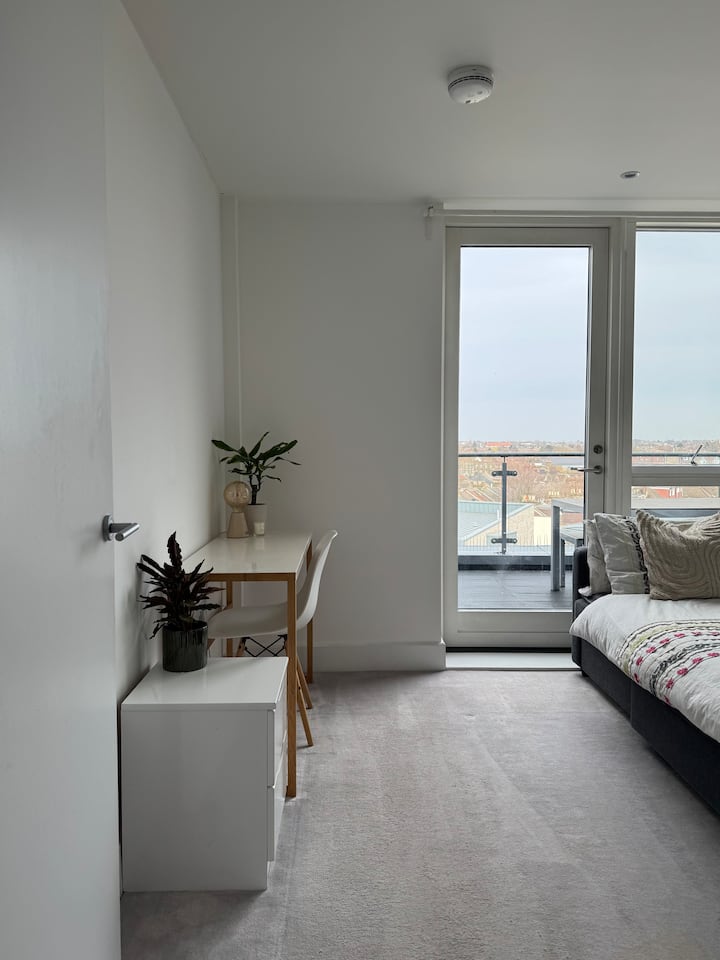 Bright & Airy Double Bedroom Available - Leyton