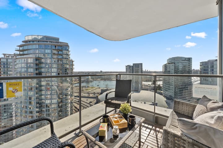 City Views & Cozy Vibes | Pool, Gym+parking! - Vancouver