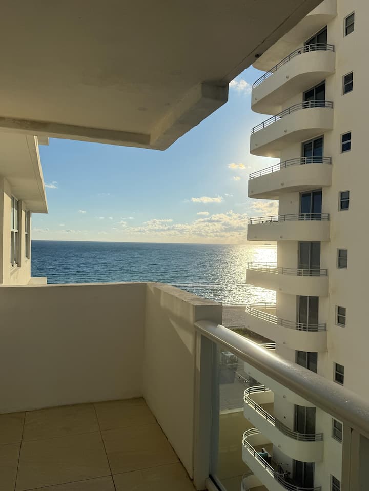 Beachfront Bliss, Free Parking! - Miami Beach, FL