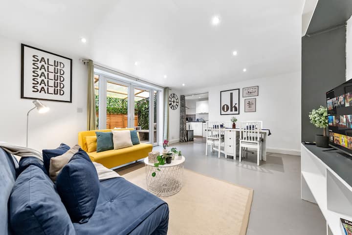 Cosy Two Bedroom Lux Living: The Hideaway Cottage - London