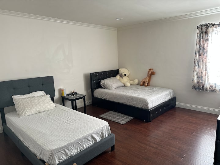San Gabriel Room W/ 2 Beds (Full + Twin) - Pasadena, CA