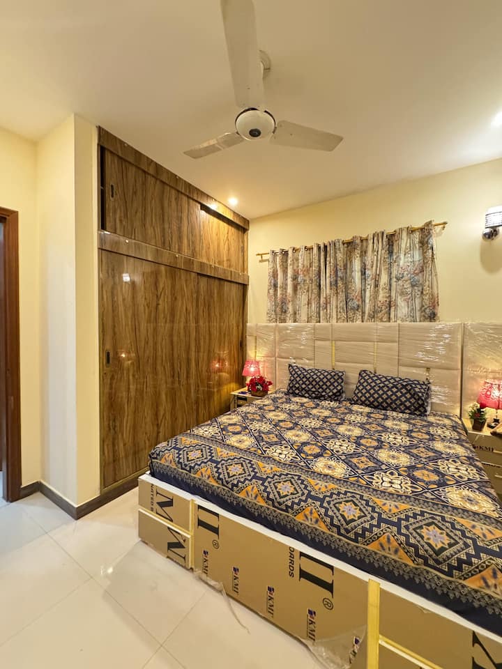 Defence 2 Bedrooms Independent House - Karaczi