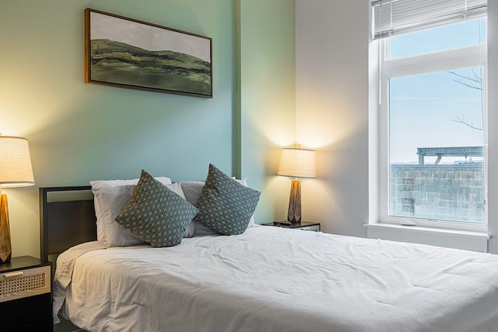 The Hunter: Comfortable • Bright • Amenities! - Boston, MA