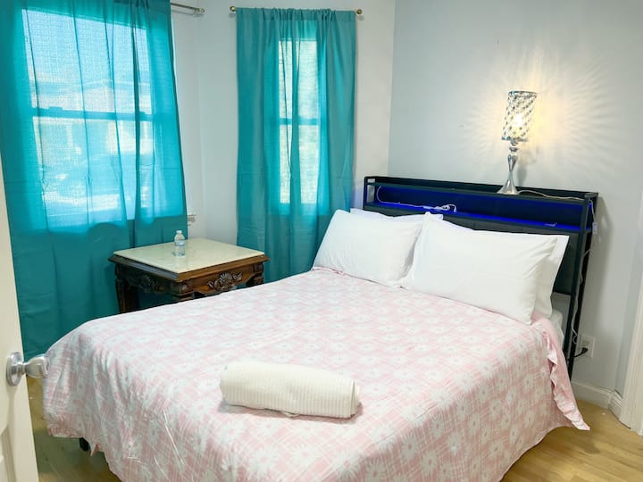 Warm & Cozy Octagonal Room - 퀸스