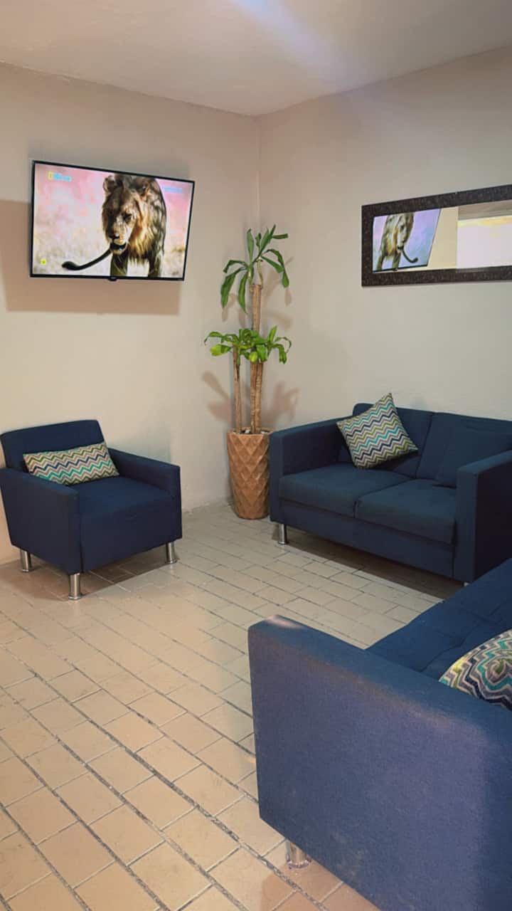 Hospedaje Amplio, Con Tu Propia Cochera Privada. - Monterrey