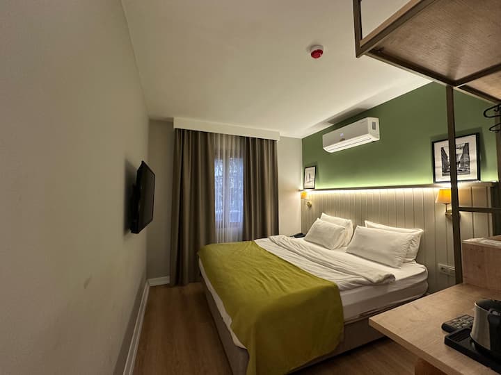 Mamma Mia Bella, Accurate Photos And Silence Mmm - Ankara