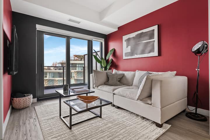 Executive Condo • River Views • Downtown - Calgary