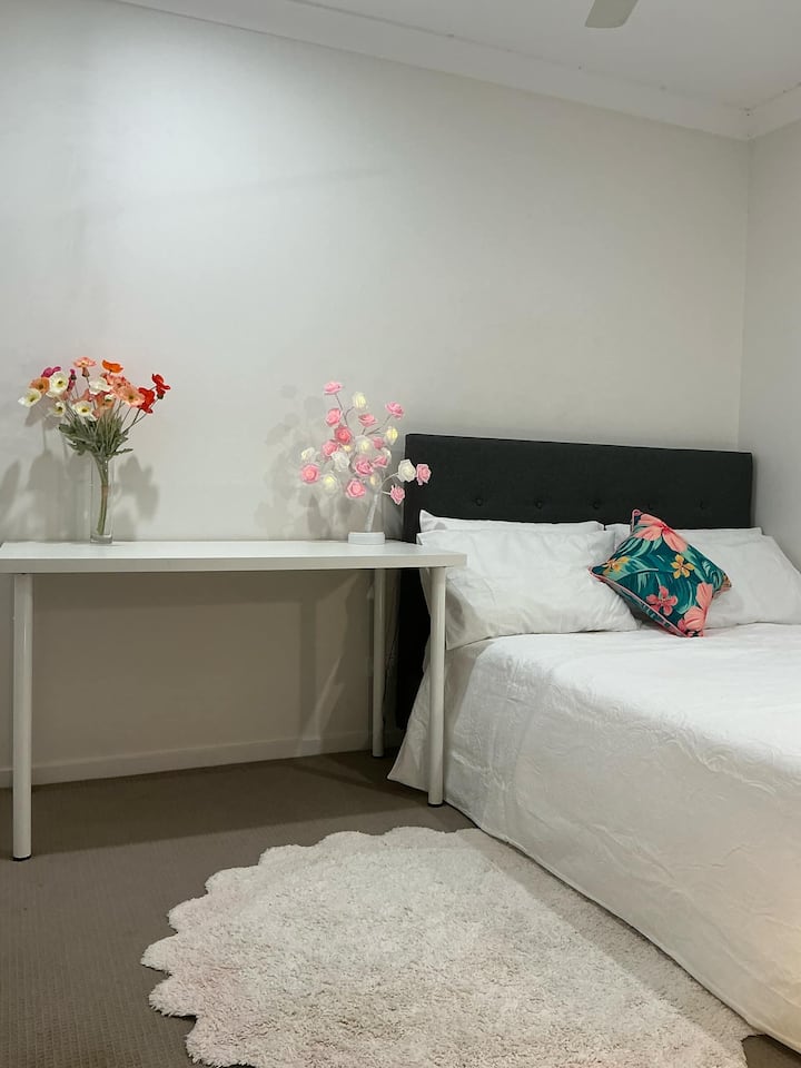 A New &Super Clean Room With Air Con In Calamvale. - Oxley