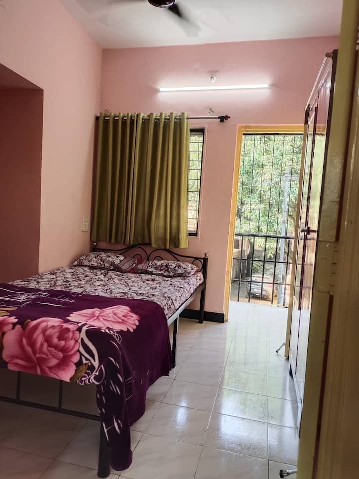 Cozy Stay Near Kolhapur Railway Station - 