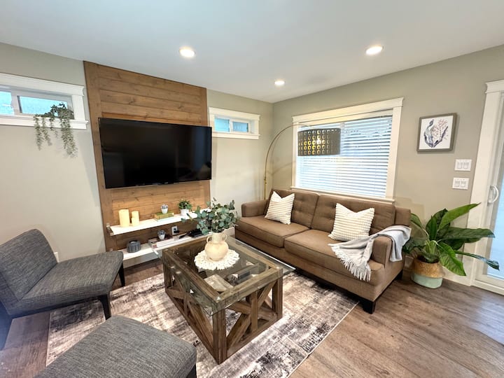 Bright & Peaceful 2 Bed Home W/ Private Terrace - Kelowna