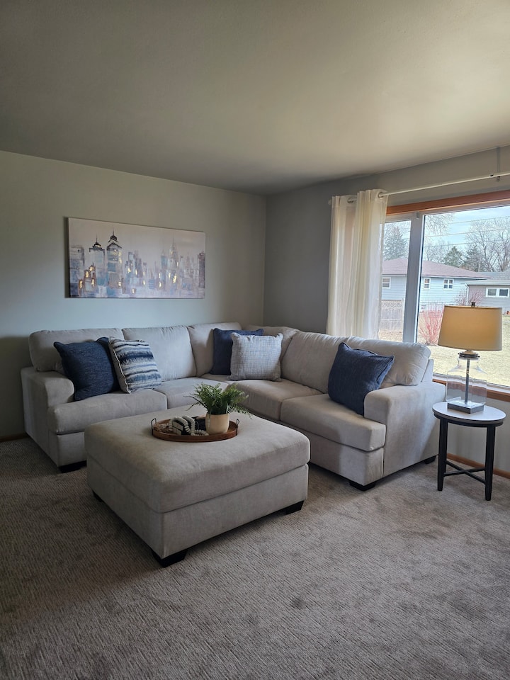 Bluebird Cottage 3 Br 1 1/2 Bath Off I-229 & Cliff - Sioux Falls, SD