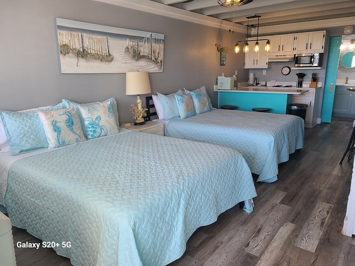 Beachfront Studio • Gulf Views • Pool Access - Panama City Beach, FL