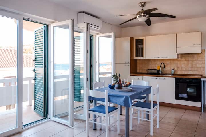 Seaview Terrace Apartment #3 - Sali