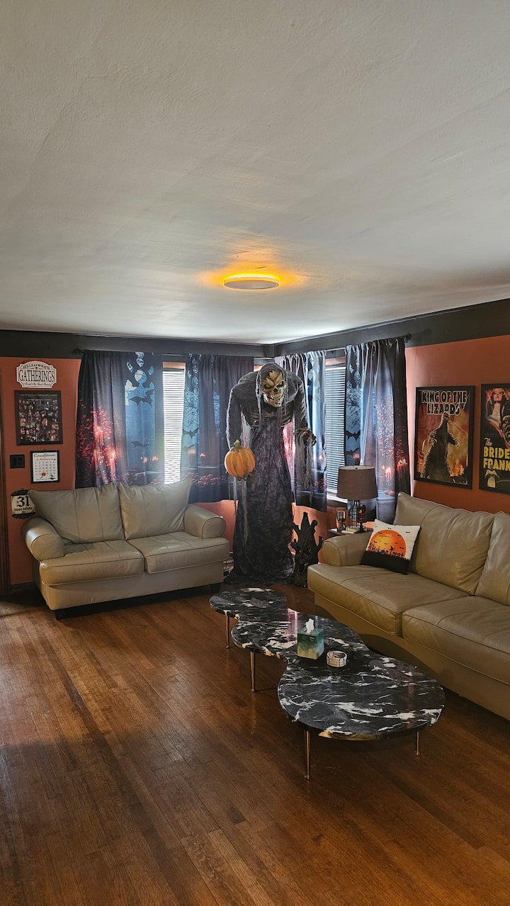 Halloween House! 1 Mile To Beach - Erie