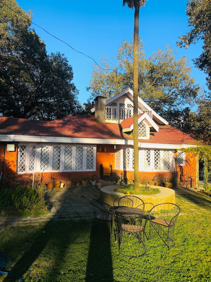 2 Br Cozy Cottage Mall Road W/private Parking,lawn - Shimla
