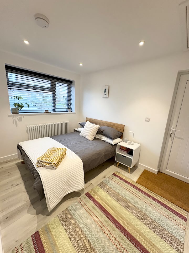 En-suite Retreat In Bowerhill - Melksham