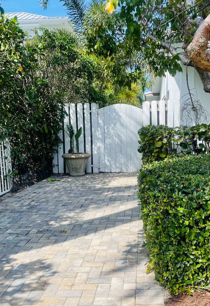 The Little Pink Cabin - West Palm Beach, FL