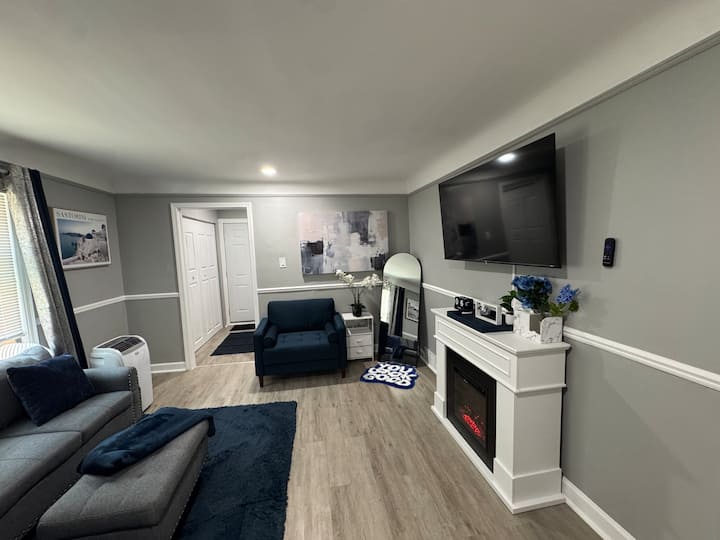 Sleek Grosse Pointe Duplex Close To Hospital - Grosse Pointe, MI