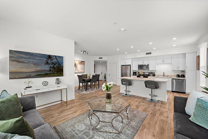 Large Westview Apartment Homes By Irvine Spectrum - Irvine, CA