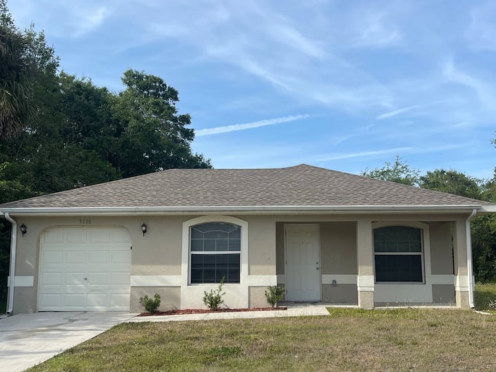 Beautiful 3 Bedroom Home - Lehigh Acres, FL