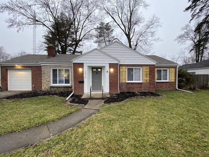 8 Minutes From Univ Of Toledo | The Cozy Grey - Holland, OH