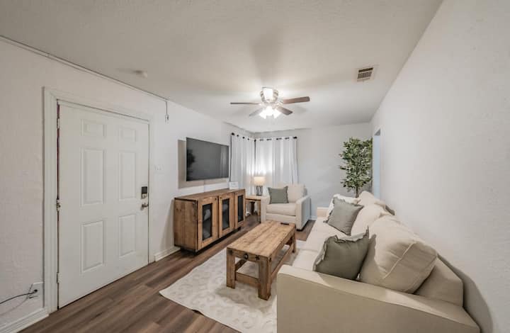 Near Stockyards•cozy Home W/ 2 King Beds•sleeps 8 - Stockyards Boulevard - Fort Worth