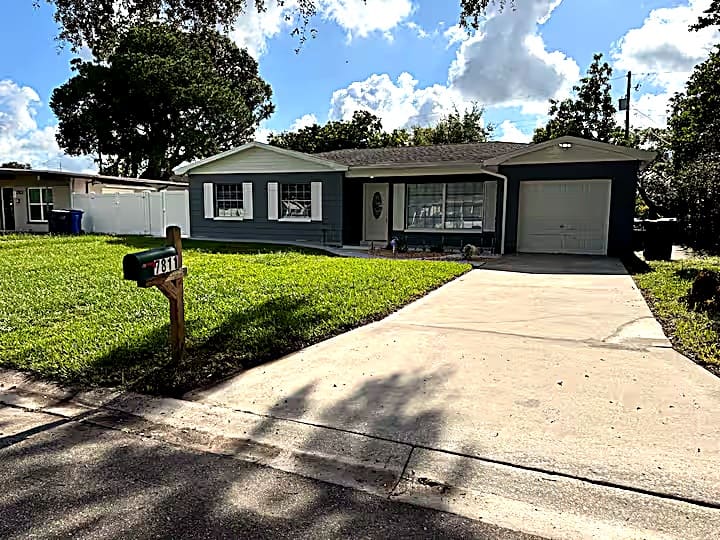 Sky Nest | Near Airport & Stadium | Pets | Keypad - Tampa, FL