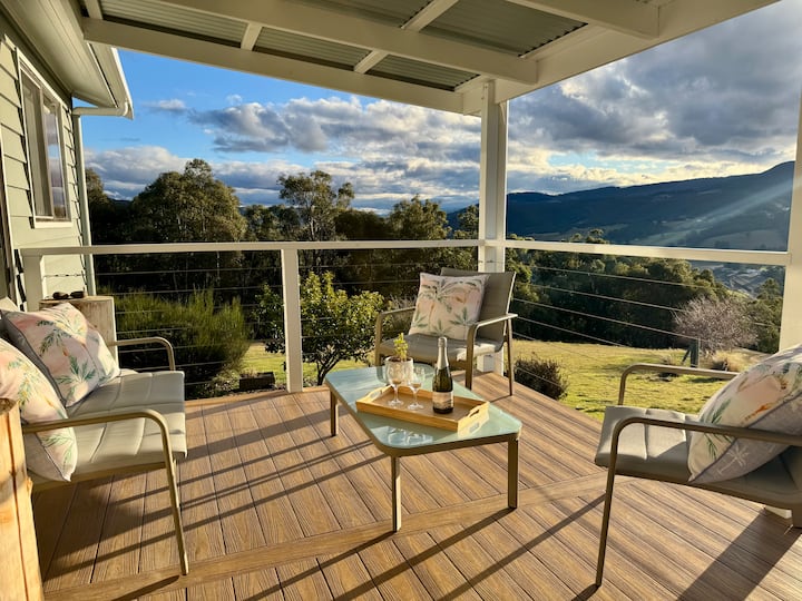Allens Cottage - Sweeping Views On 25 Acres - Huonville