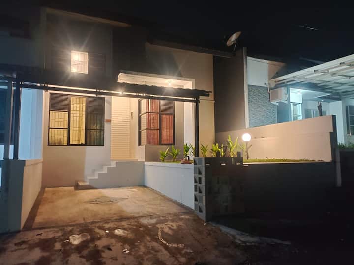 Ambuu Guesthouse - Sukabumi