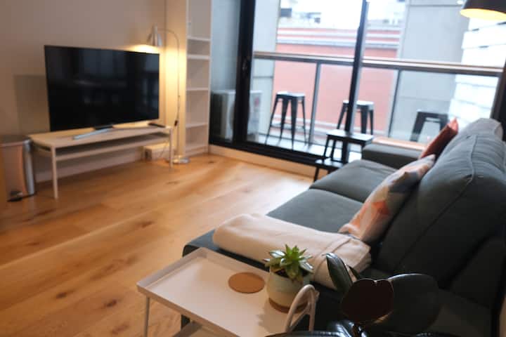 Comfy Apt Next To Tram/train/skybus With Pool/gym - Melbourne
