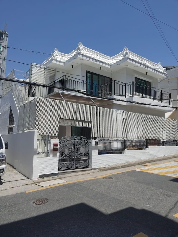 (New)#광안리 해변#수변공원 도보거리#2층 #단독주택 방5개#독채#리치하우스#신규숙소 - Busan