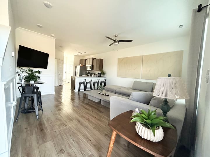 Warm Modern Townhome- 3 Bed/3 Full Baths/4tvs/wifi - Huntsville, AL
