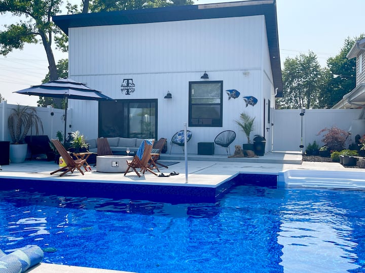 The Grand River Retreat. Pool/ Hot Tub Avail Sep - Lakeshore