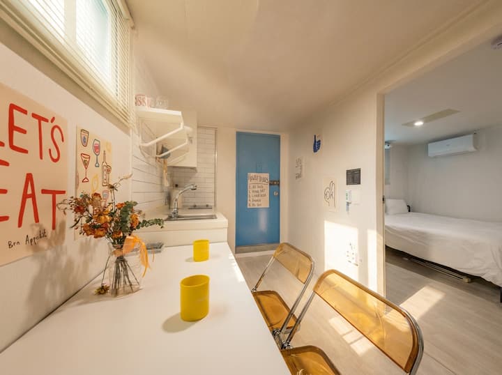 서울 중심지/ 이태원역 도보 2분/ 무료 짐보관/ 청결, 안전한 숙소/ 정식 등록 숙소 - Seul