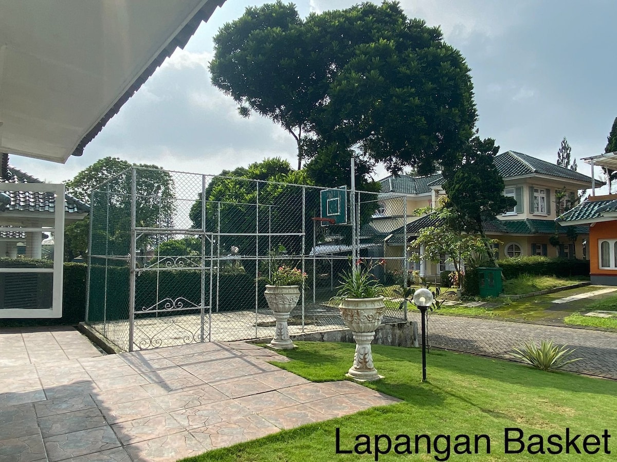 Vila puncak resort - Houses for Rent in Cipanas, West Java, Indonesia ...