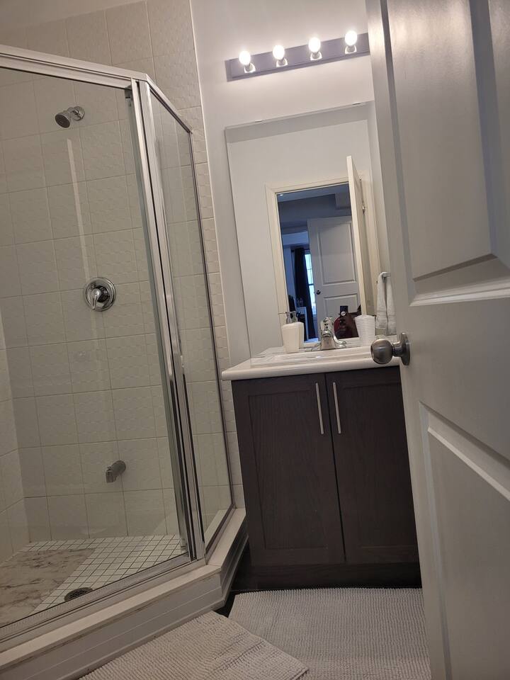Cozy 1 Bed Studio & Private Bath - Bowmanville