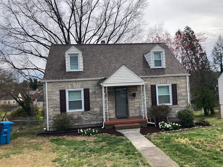 Pet Friendly Fenced Yard Cottage - Roanoke, VA